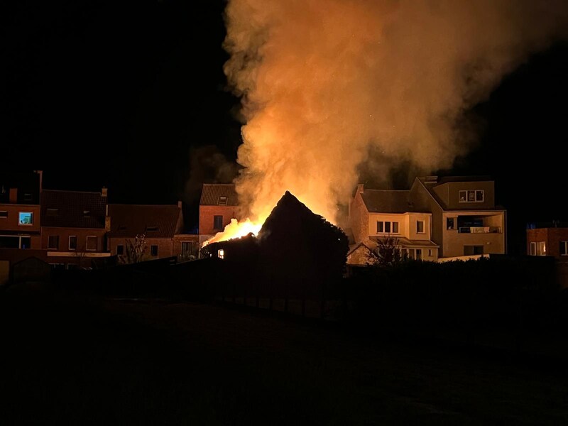 Uitslaande brand legt achterbouw woning in de as, geen gewonden | Regio ...