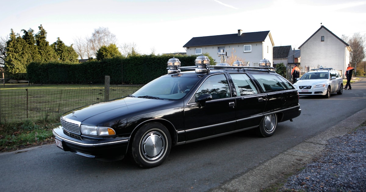 Verkeerscontrole nekt begrafenisondernemer die urne vervoert onderweg ...