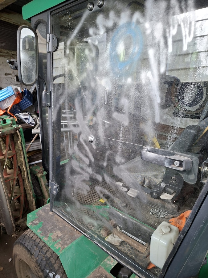 Vandalen vernielen hok van voetbalclub in Boechout en maken joyride met ...