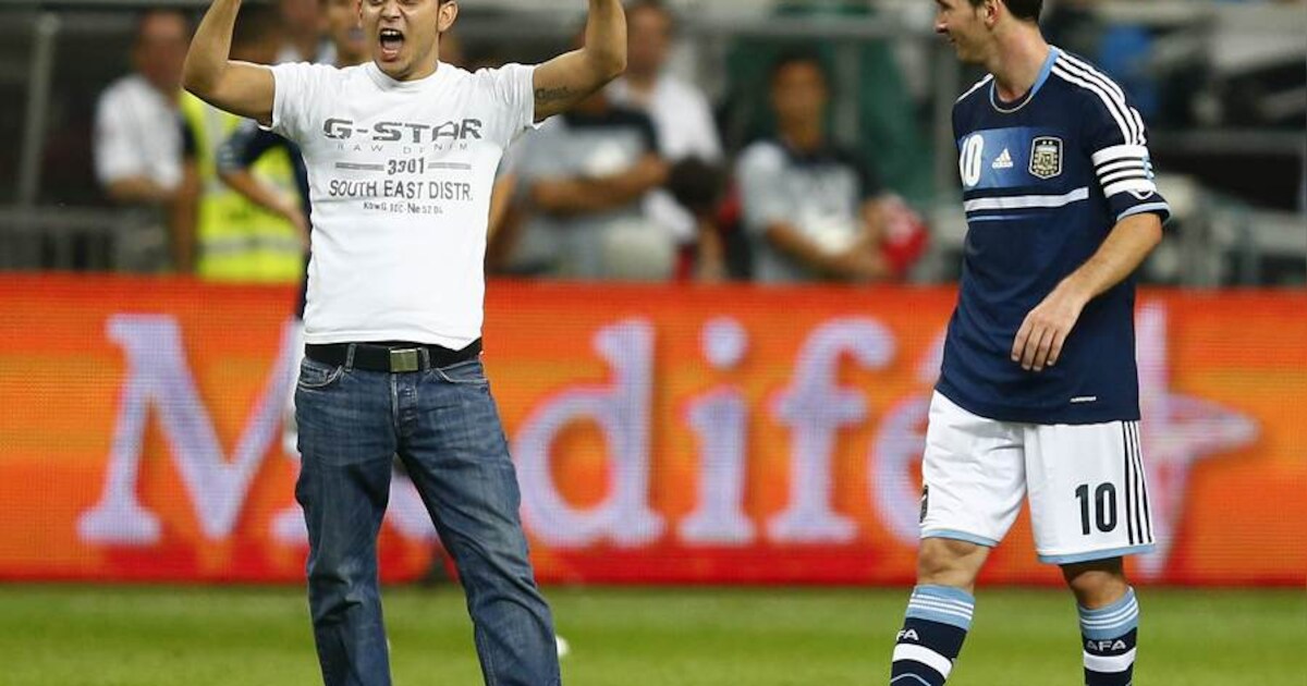 Supporter op veld geeft Messi 'high five' | Time-out | hln.be