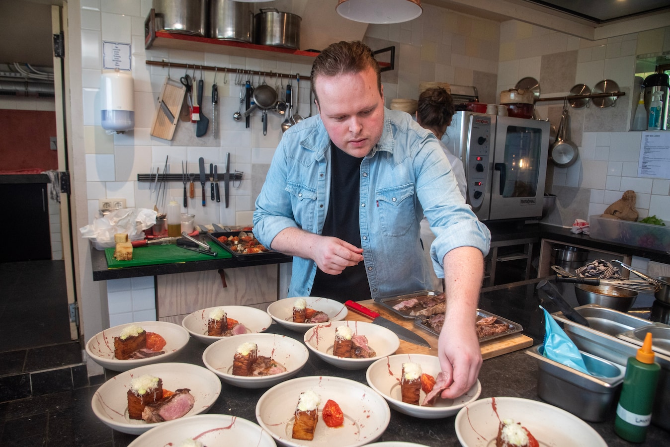 Chef Timon Michiels laat zien dat bio rock-’n-roll is: “Niks kan tippen ...