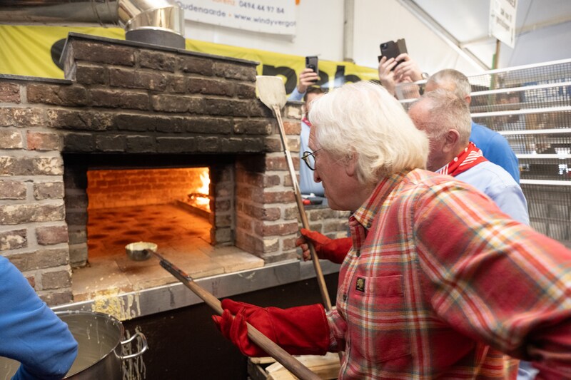 IN BEELD. Marc de Bel giet eerste geutelingen van het seizoen: “Ik wist ...