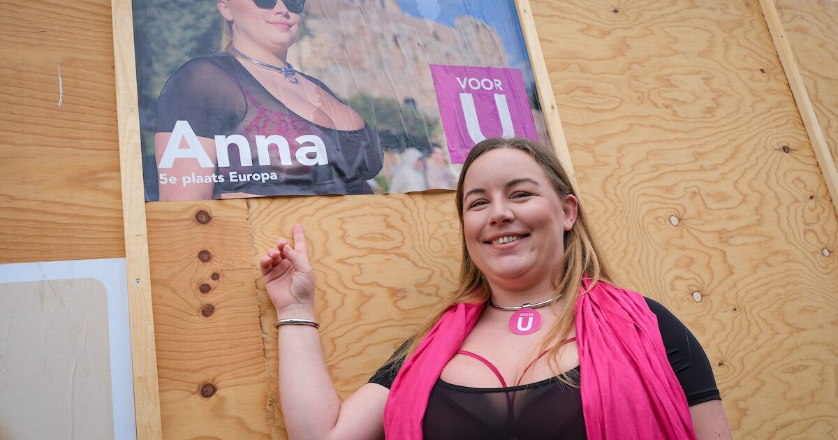 Anna (34) pronkt met diepe decolleté en fuchsia beha op opvallende ...