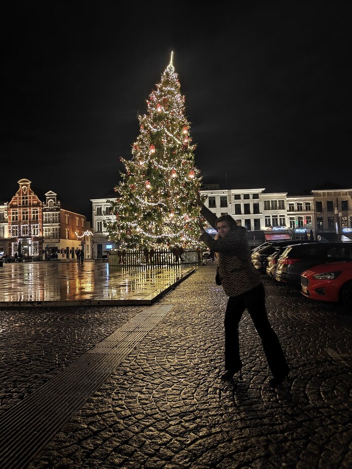 Foute kerstboom blijkt nu ook al scheef te staan: “Precies de toren van ...