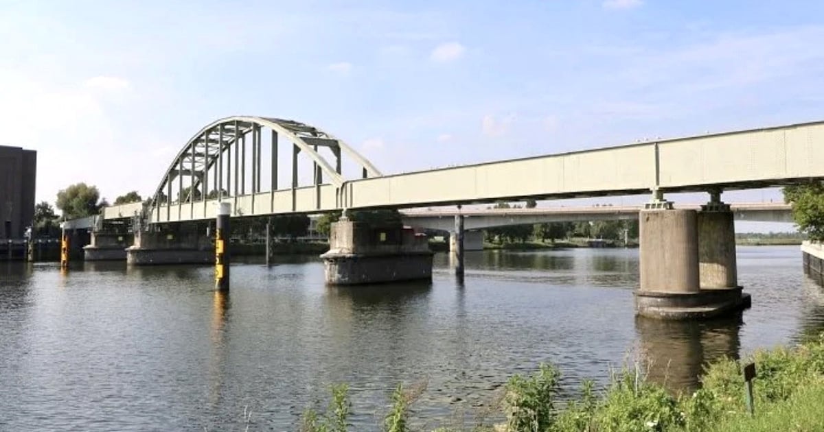 Sloop spoorbrug over de Maas van de baan | Lanaken | HLN.be
