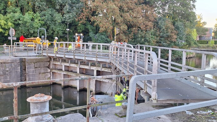 Smalste brugje over de ‘saskes’ wordt eindelijk vernieuwd: 3.000 ...