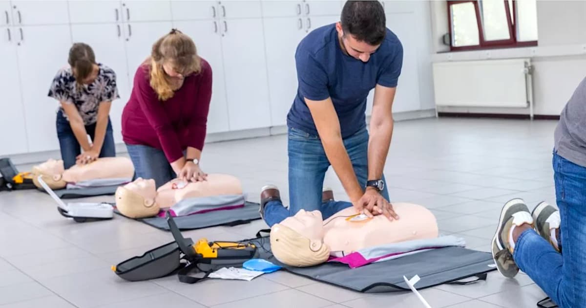 Opleiding reanimatie en gebruik van de AED | Hoegaarden | HLN.be