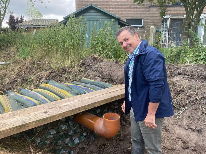Stuwdammen van zandzakken en pvc-buizen moeten Parkbos wapenen tegen de ...