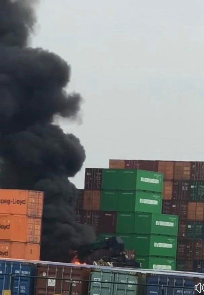 Stacker om containers te stapelen vat vuur aan Bevrijdingsdok in haven ...