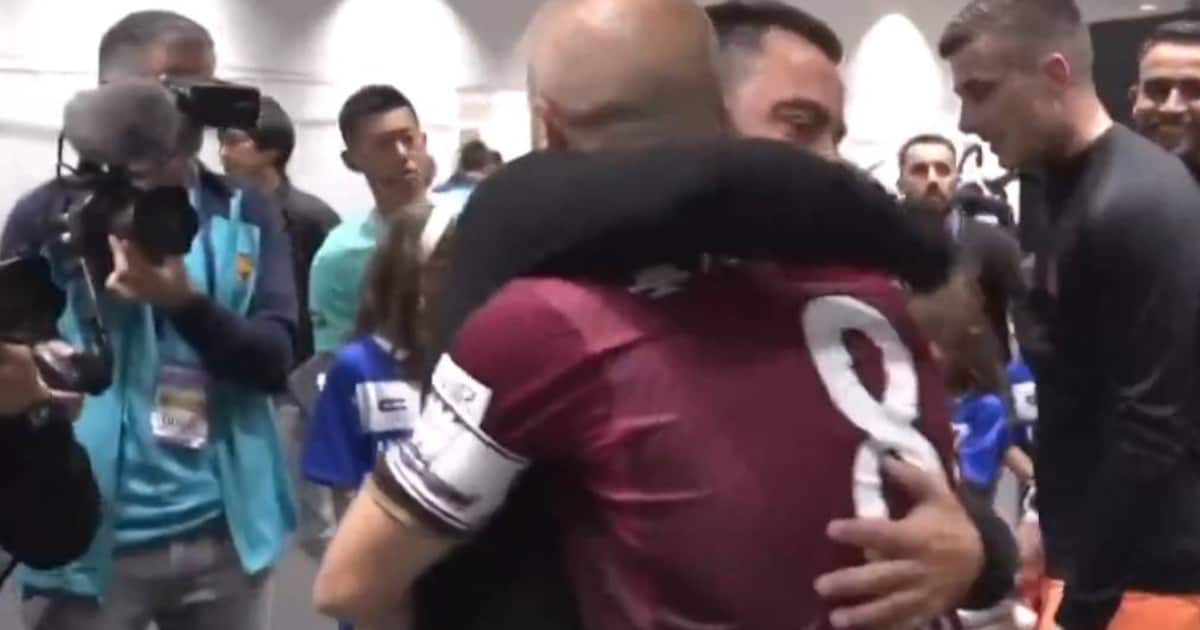 KIJK. Prachtig weerzien in Japan: Xavi en Andrés Iniesta vallen elkaar ...