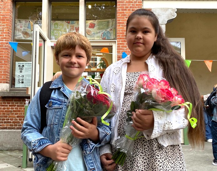 Demid (7) en Nela (7) hebben bloemetjes voor nieuwe leraar op eerste ...