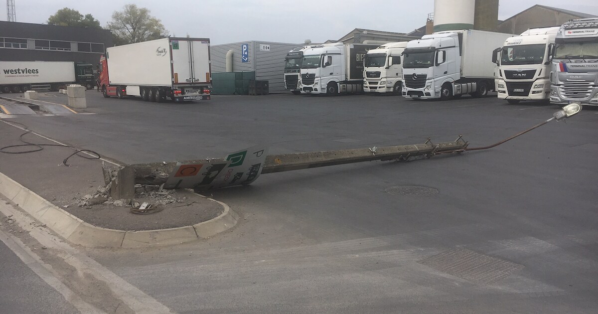 Verlichtingspaal sneuvelt na aanrijding | Staden | hln.be