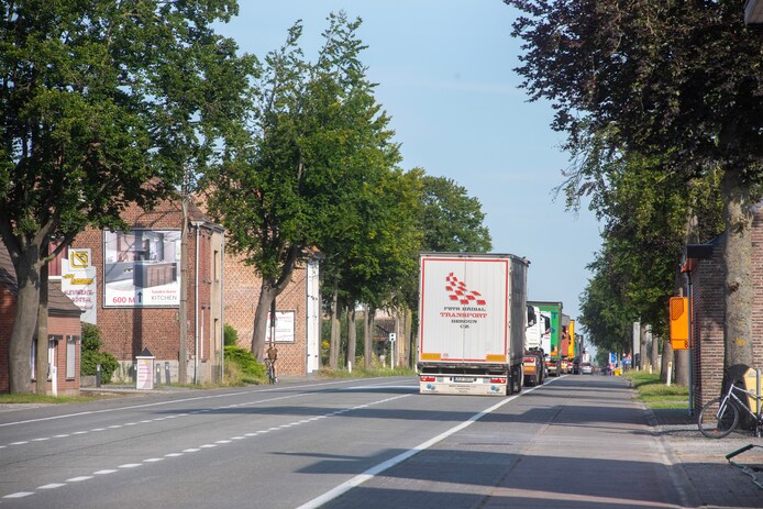 Zware ochtendspits op E40 richting kust na ongeval met vrachtwagen in Wetteren: bestuurder ...