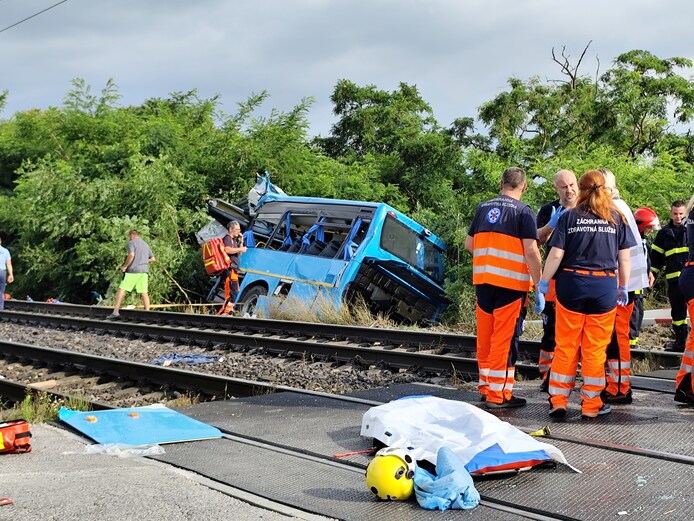 Vijf doden door botsing trein en bus op spoorwegovergang Slowakije: bus ...