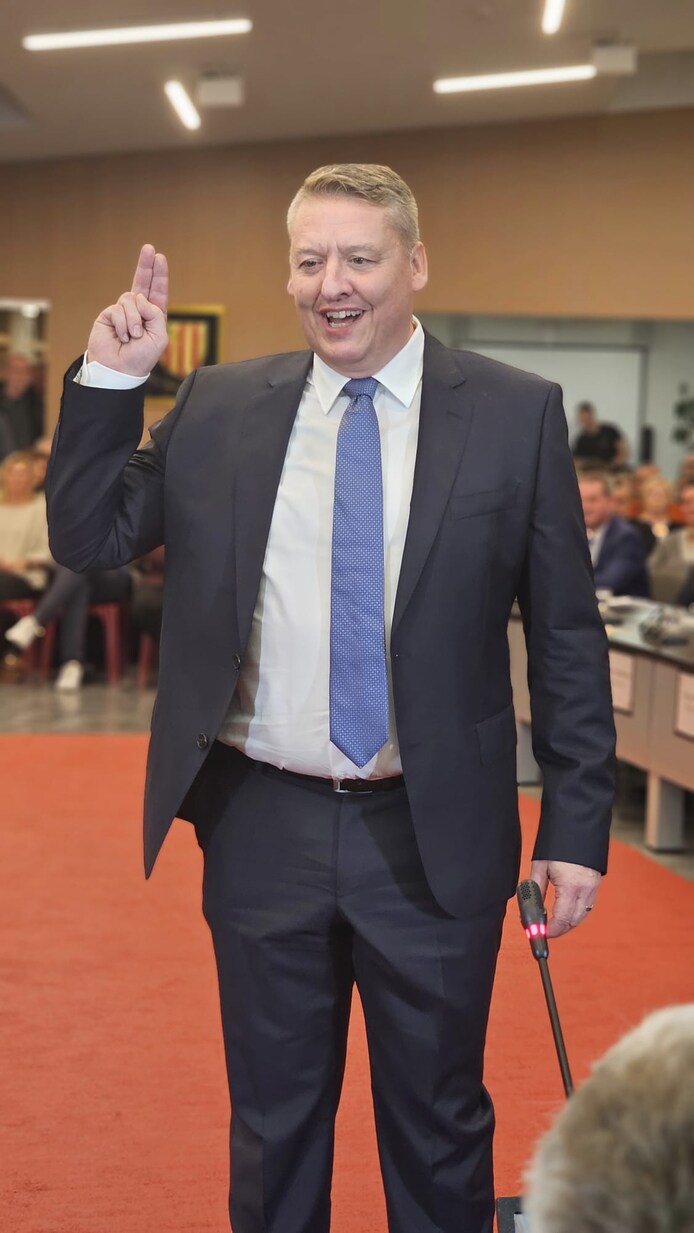 Volle raadzaal voor eedaflegging van nieuwe gemeenteraad een schepenen ...