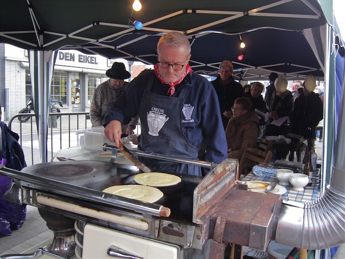 Orde van de Smoutpot bakt pannenkoeken op Leuvense stoof tijdens ...