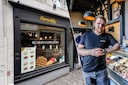 Robin (28) sluit zijn ijs- en koffiesalon in het centrum van Brugge ...