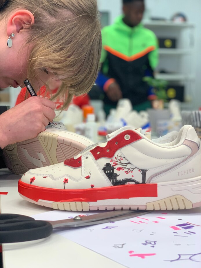 Klub Talent op bezoek bij Tazz Customs: “Jongeren leren sneakers pimpen ...