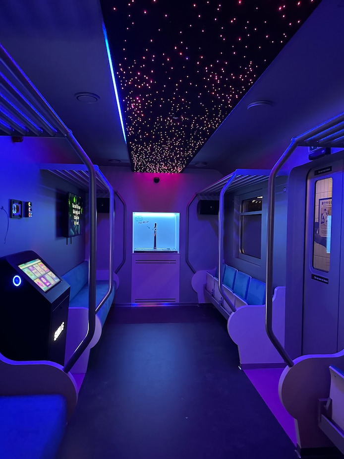 Van een ‘red room’ met danspaal tot Anime... Karaoke-concept Baraoke ...