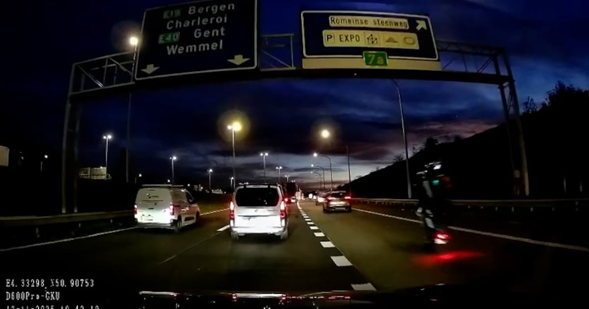 Opmerkelijke beelden tonen stuntende motorrijder tijdens avondspits op ...