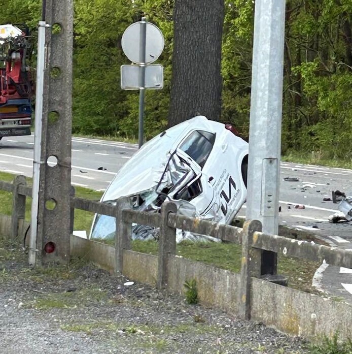 Bestuurder (18) even in levensgevaar na frontale botsing op ...