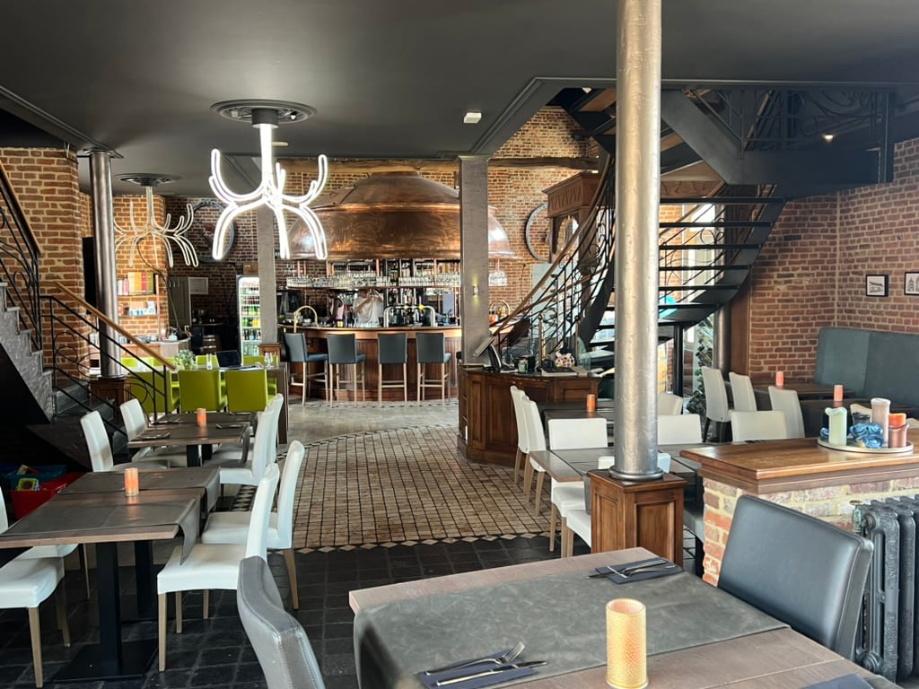 Restaurantuitbater staat plots met elfkoppige drugsbende voor rechter ...