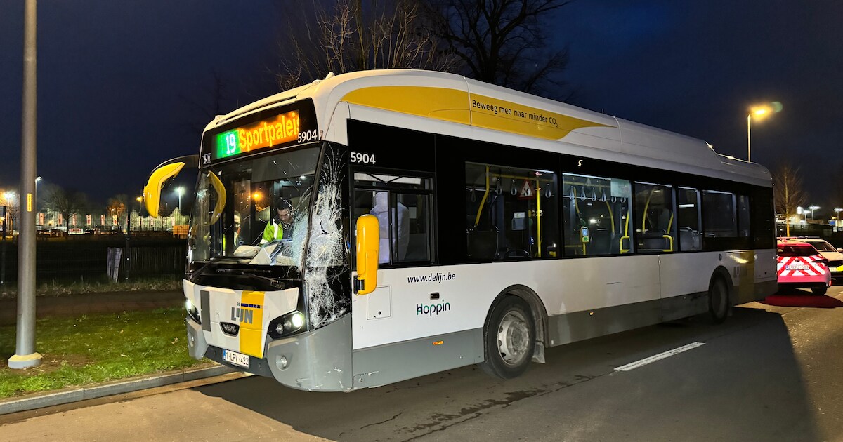 Aanrijding tussen lijnbus en auto op Gallifortlei in Deurne | Deurne ...