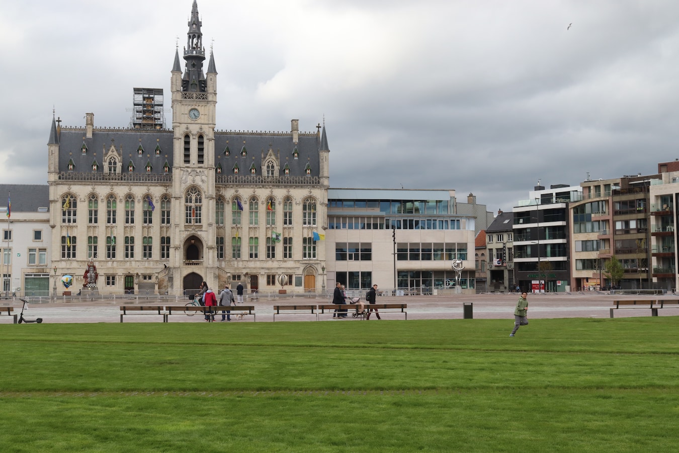 Dronken man valt voorbijgangers lastig op Grote Markt: politie neemt ...