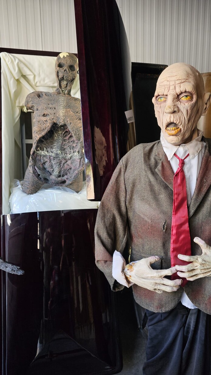 Pieter (42) veilt tien Amerikaanse doodskisten en andere ...