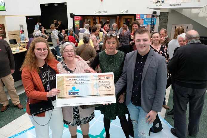 Nicole uit 'Taboe' schenkt geld aan Recht-Op | Antwerpen | hln.be