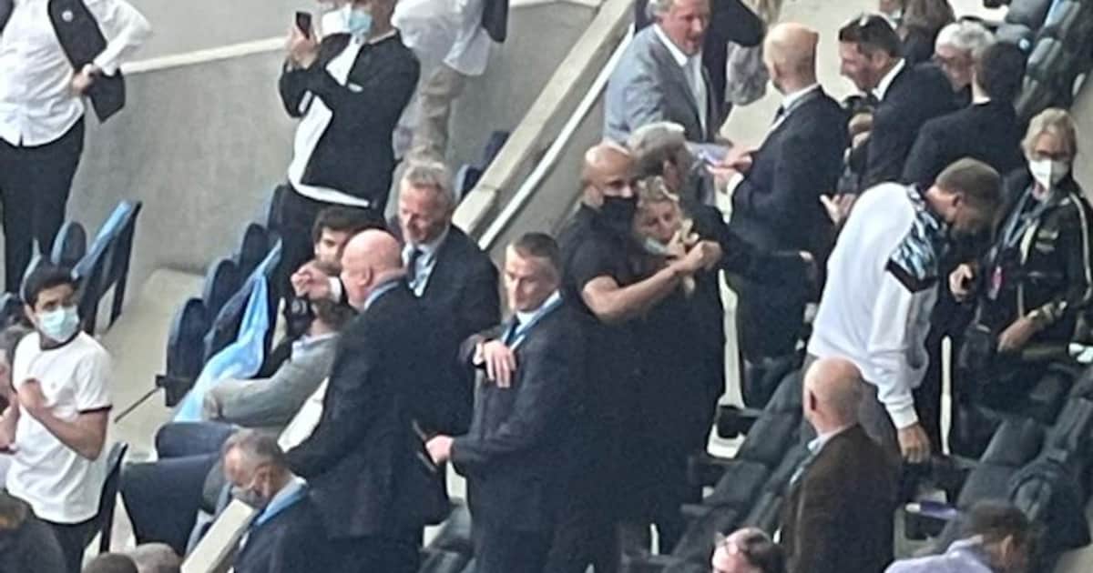Gespot in het Drakenstadion: Vincent Kompany naast Michael Verschueren ...