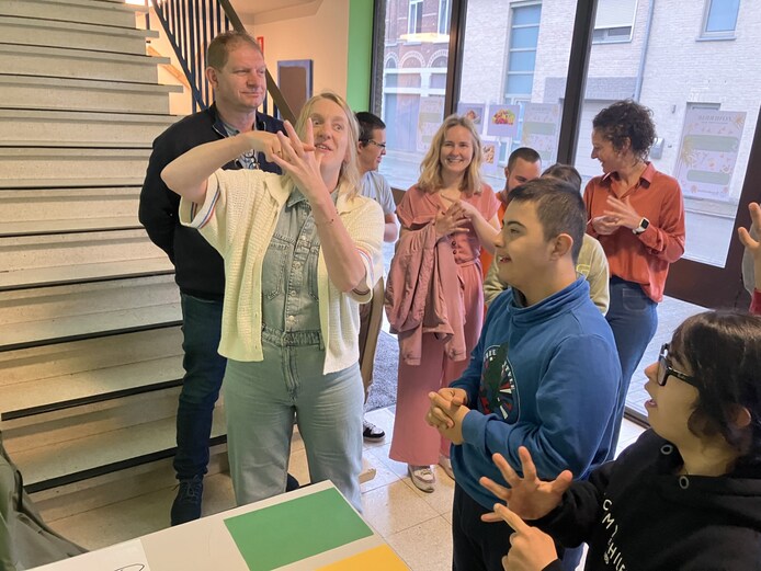 Leerlingen Broederschool hanteren SMOG-gebarentaal: “Pioniers op onze ...