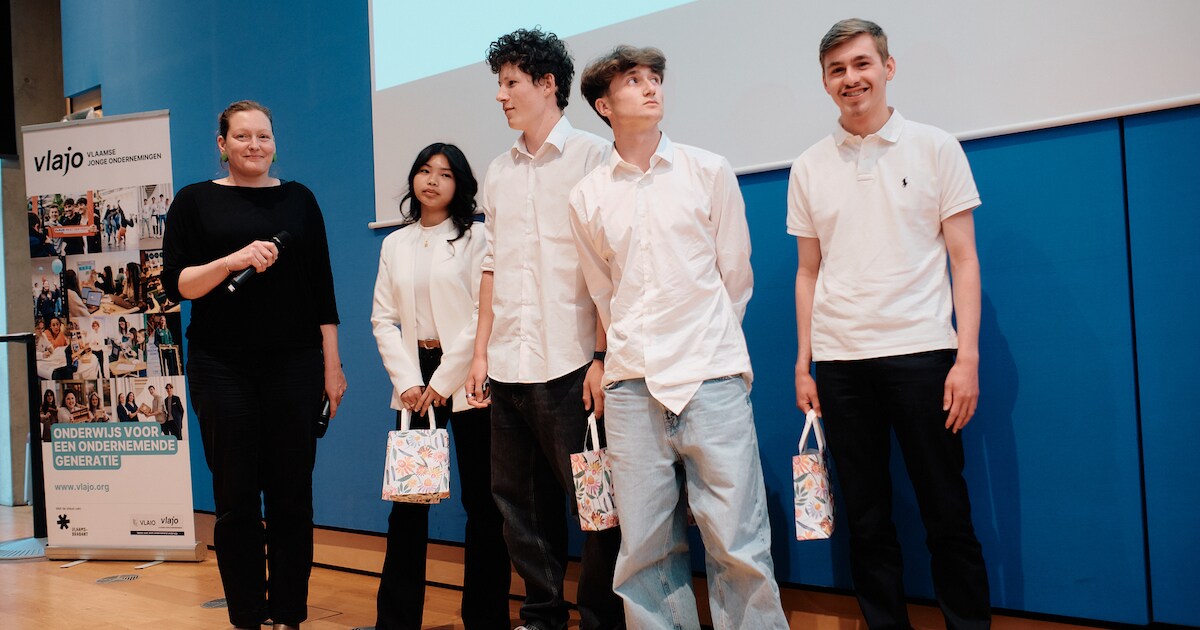 Vijf leerlingen van Sint-Angela-Instituut maken hondenspeeltjes met ...