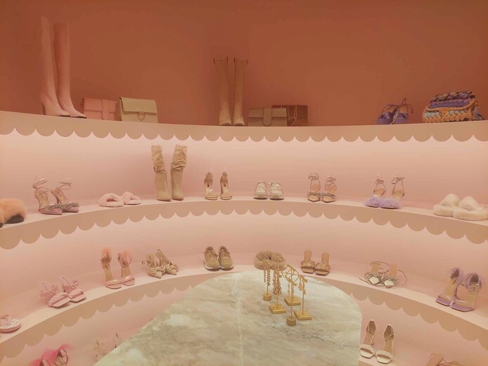 NET OPEN. Outrance Fashion verruilt Izegemse oude post voor R.Plaza ...