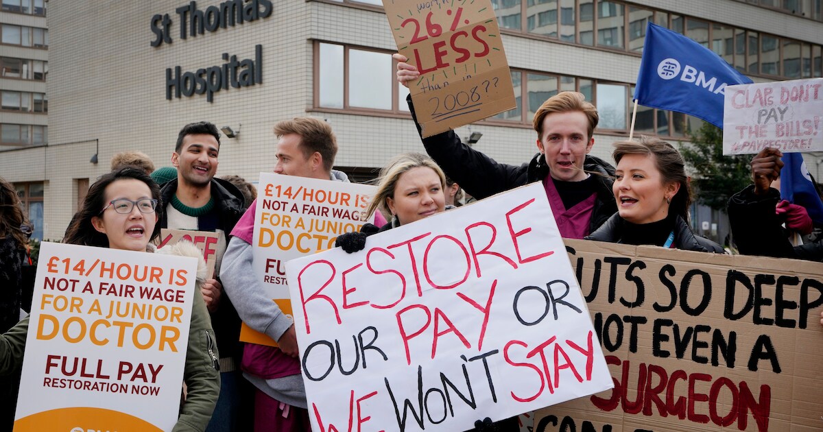 Tienduizenden arts-assistenten in Verenigd Koninkrijk leggen drie dagen ...