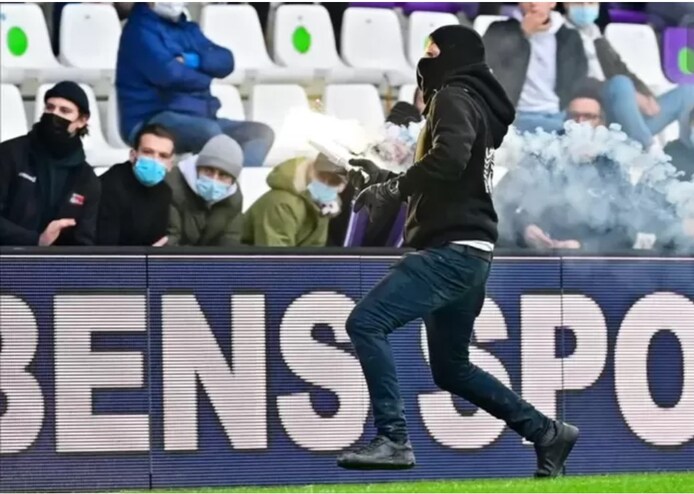 Beerschot-hooligan die vuurpijl naar Antwerp-fans gooit, moet 14 ...
