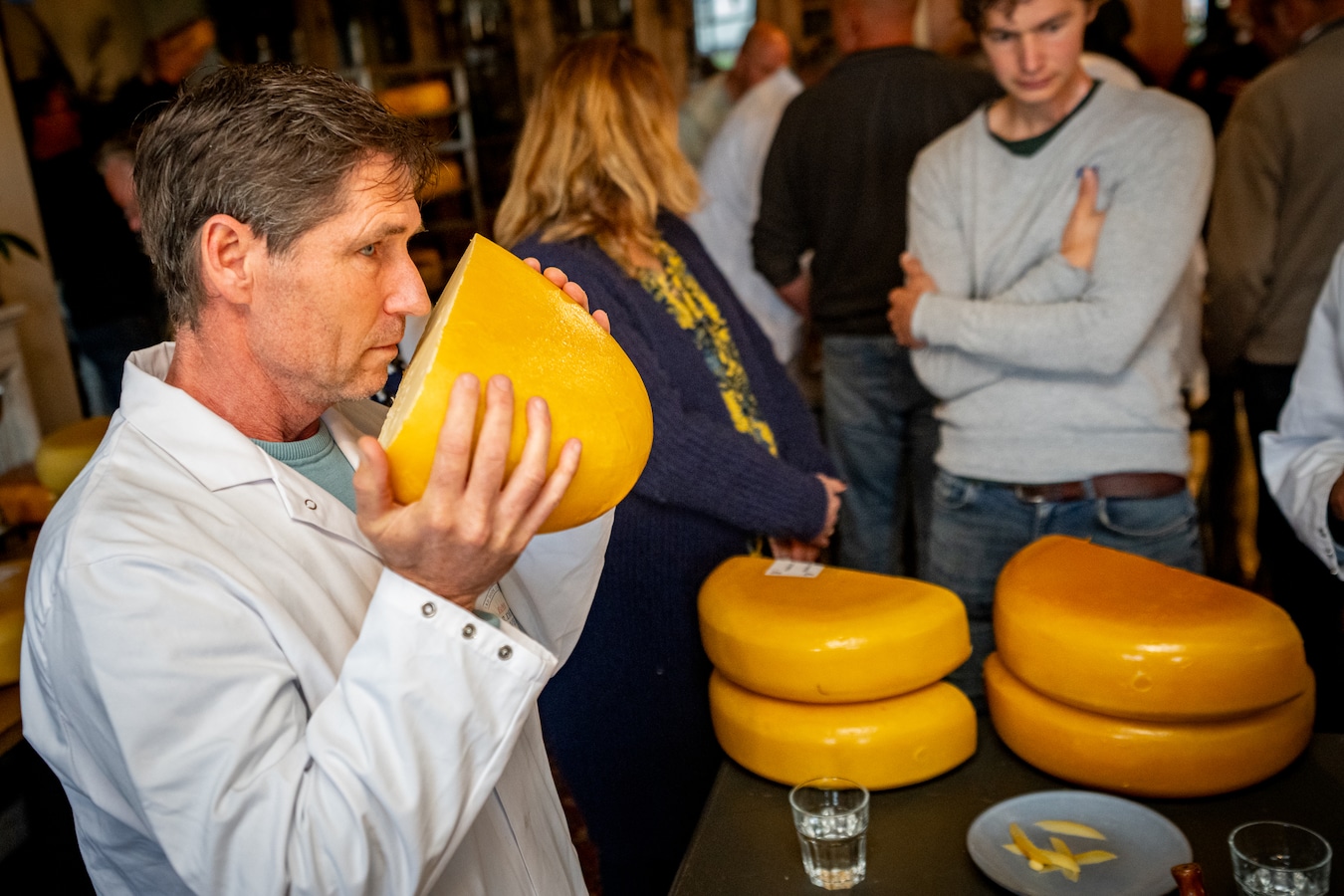 Kijken, knijpen, ruiken en proeven: wie maakt de beste kaas van Zuid ...