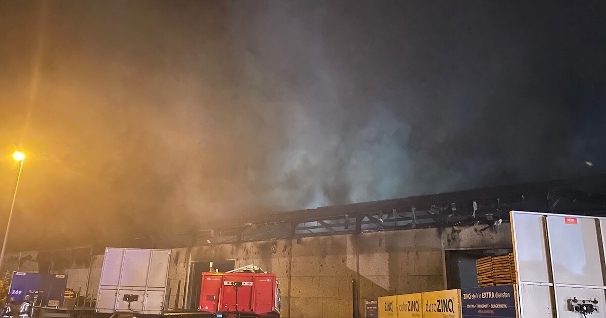 Loods metaalverwerkend bedrijf Zinq op Ieperse industriezone uitgebrand ...