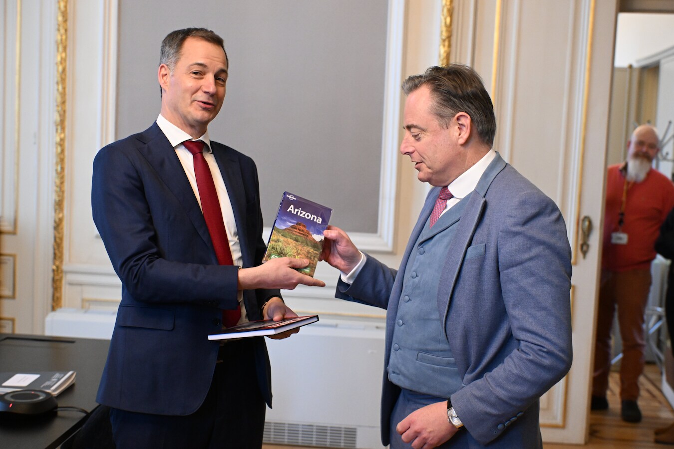 IN BEELD. Van De Wever (N-VA) die even de kluts kwijt is tot een wel ...