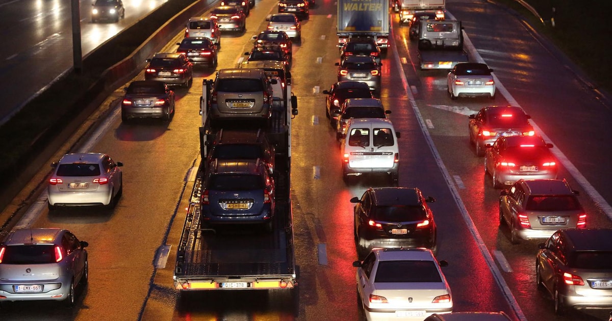 Uur file op E40 richting kust na ongeval in Sint-Denijs-Westrem: verkeer moet over pechstrook ...