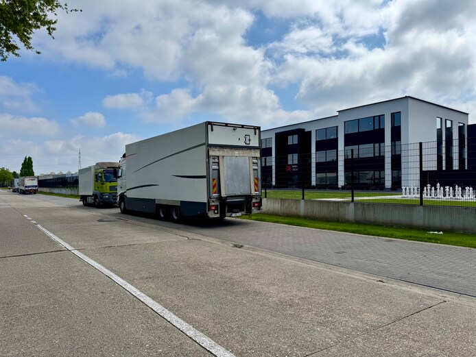 Vrachtwagens niet welkom op nieuwe parking op Schepersdijk in Westmalle ...