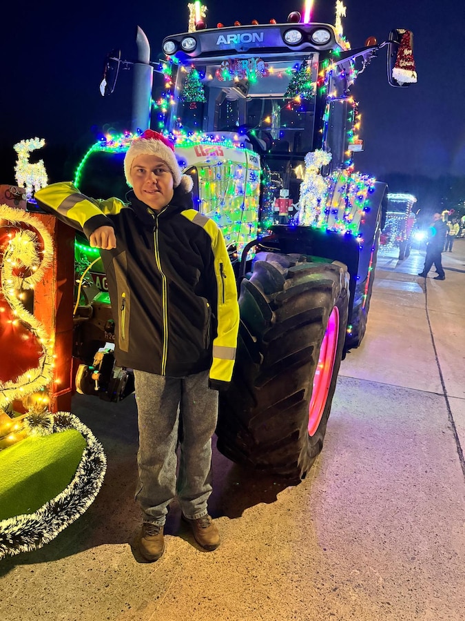 Mathis (15) overwint autistische burn-out door... tractor te versieren ...