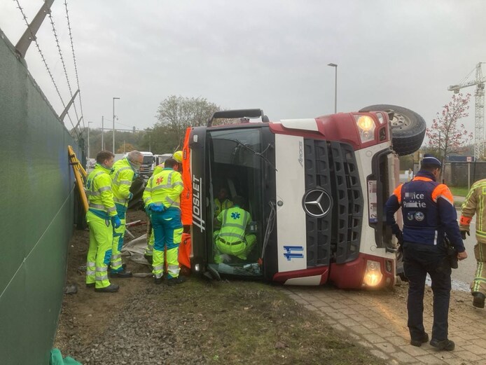 Vrachtwagen kantelt in Haren: brandweer moet bestuurder bevrijden uit cabine | Brussel | hln.be