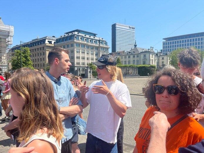 YouTuber Acid belooft tijdens protest in Brussel comeback op maandag ...