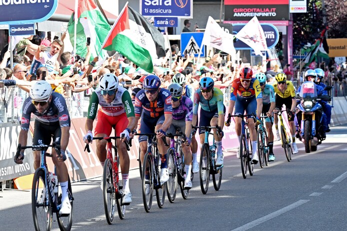 Een gemiste kans voor Wout van Aert: Nico Denz wint overgangsetappe na tactisch steekspel | Giro ...