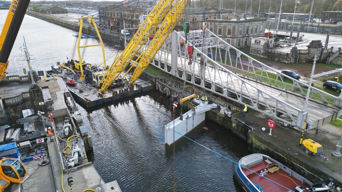 Eerste gerenoveerde sluisdeur terug in Demeysluis geplaatst, morgen ...