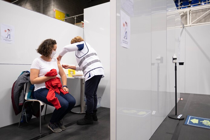 Pfizer vaccineert familieleden van personeel: “Sneller plaatsen vrij ...