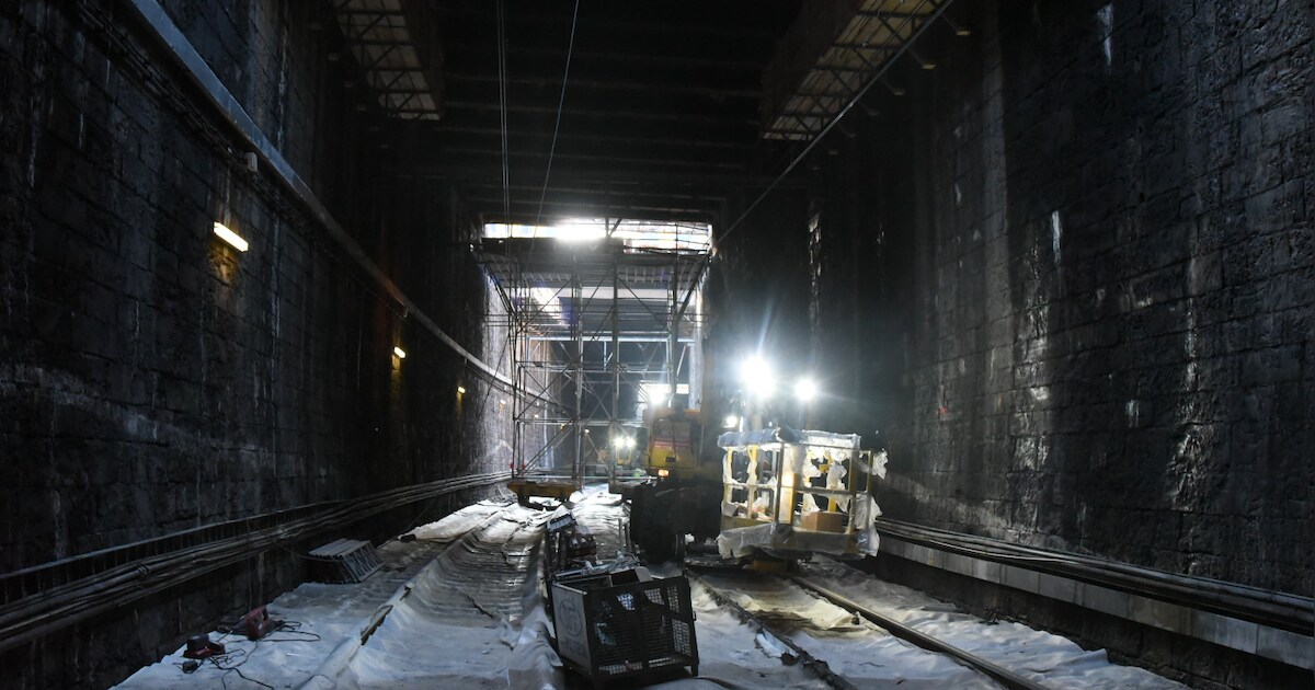 Infrabel legt nieuw dak op spoortunnel over Clovislaan: “Was nog ...