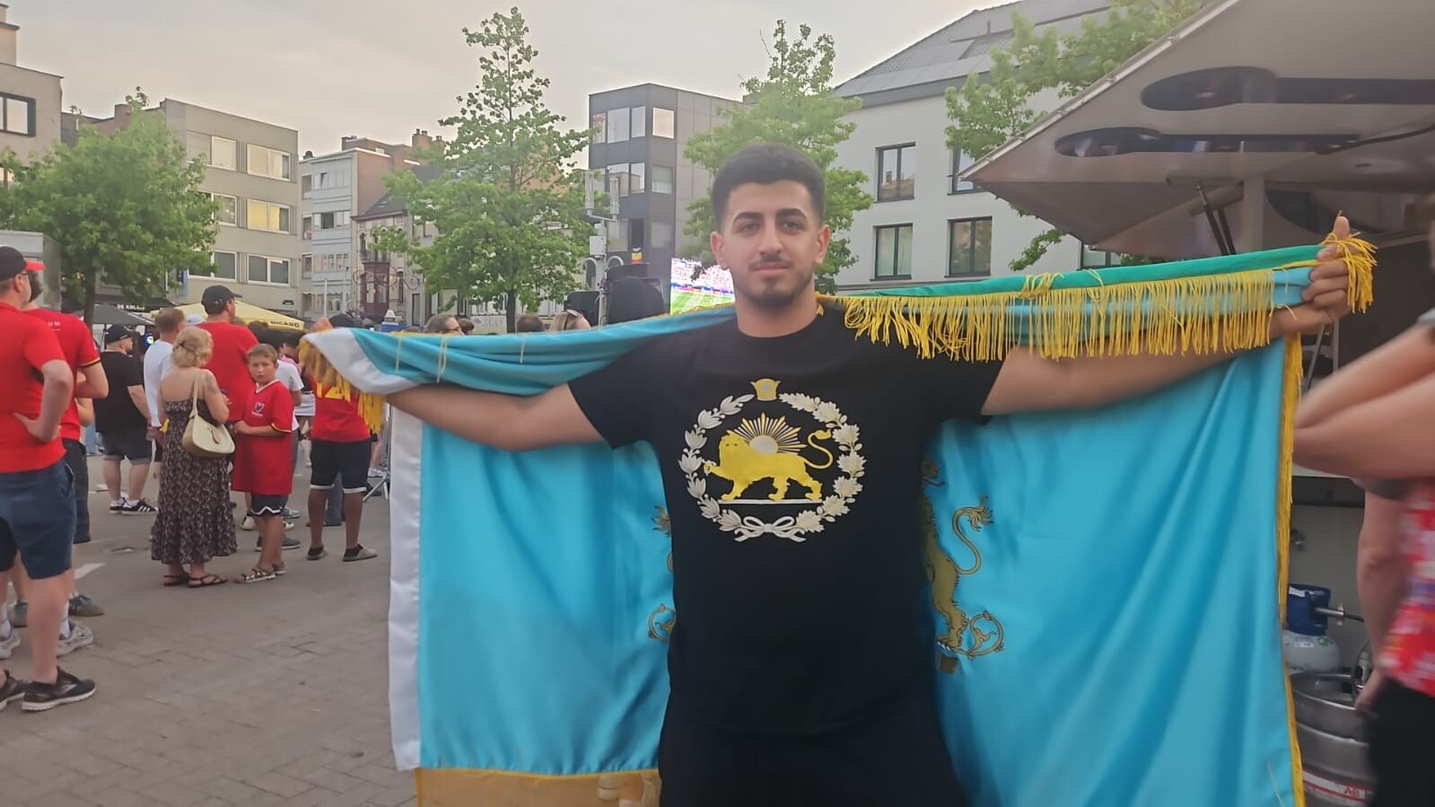 Taha (18) vluchtte uit Iran en stond op de Markt van Wetteren te ...