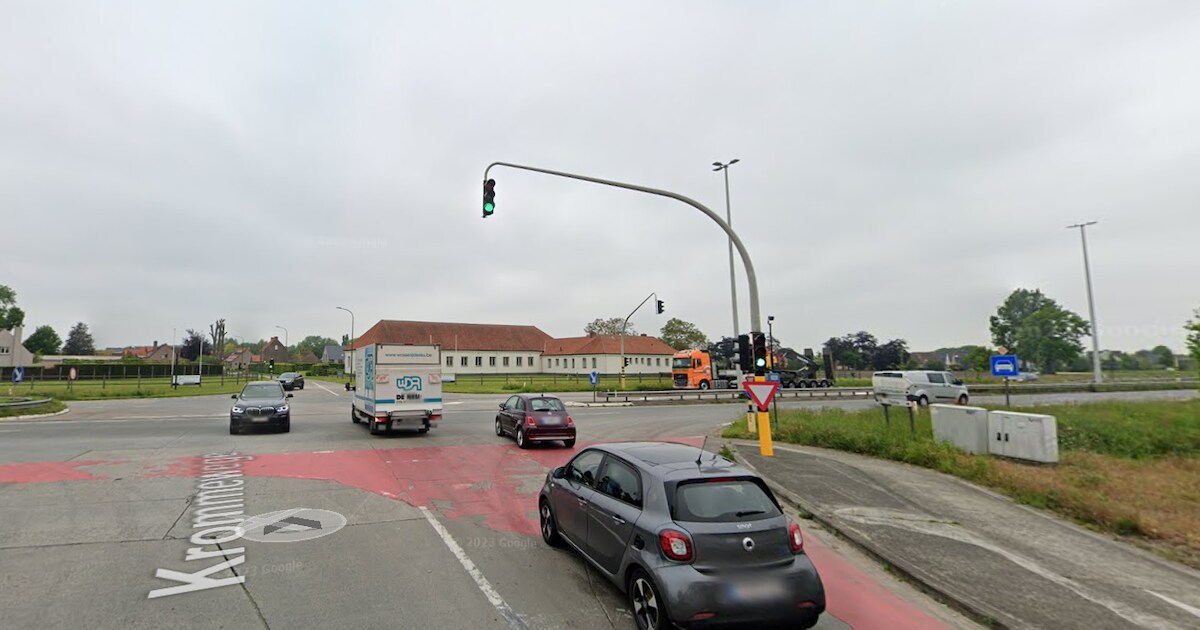Verkeerslichten aan druk kruispunt N44 dinsdagvoormiddag buiten gebruik | Maldegem | HLN.be